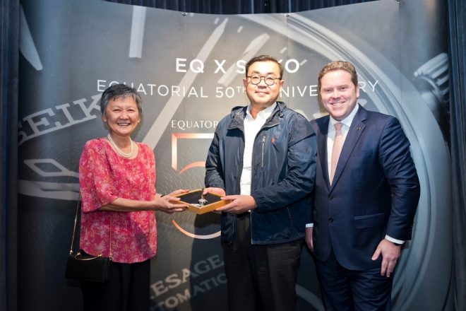 Dato Dr Goh Pik Pin presenting the Seiko watch to Dato Seri AK Tan who ...